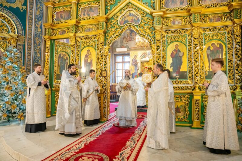 Sfânta Liturghie a Sfântului Vasile cel Mare la sărbătoarea Tăierii ...